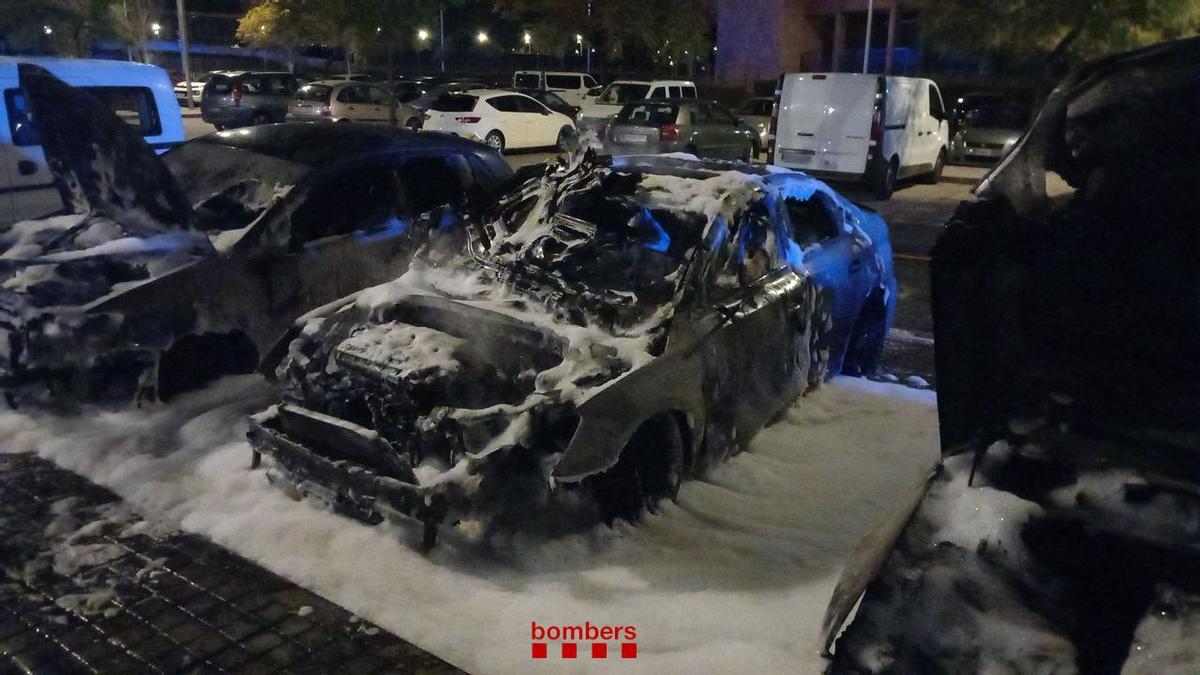 Incendio en un párking abierto de Tarragona con tres vehículos afectados