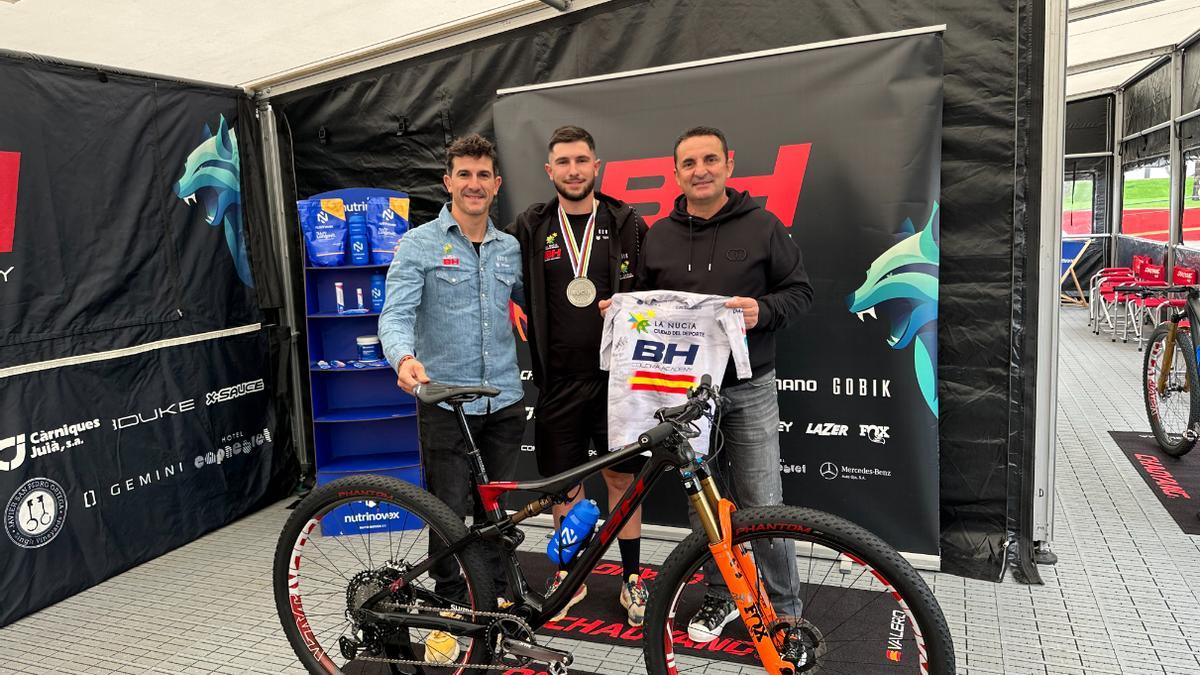 CICLISMO: El subcampeón mundial junior Hugo Franco es recibido en La Nucía