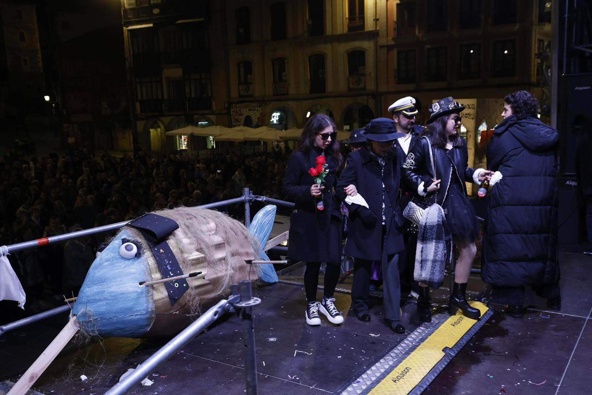 EN IMÁGENES: el entierro de la sardina del Antroxu en Avilés