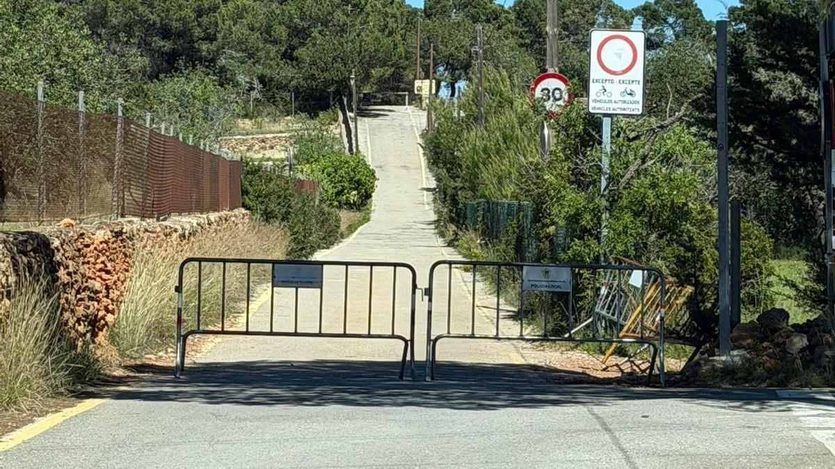 S’Aigua Blanca, one of Ibiza’s wildest beaches, without parking this ...