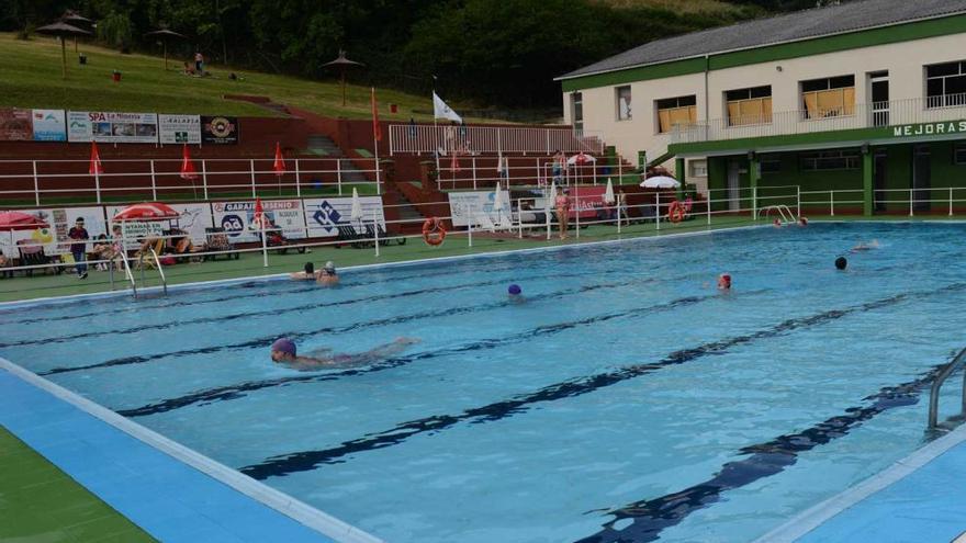 La piscina de Turón acoge por primera vez un bautismo de buceo
