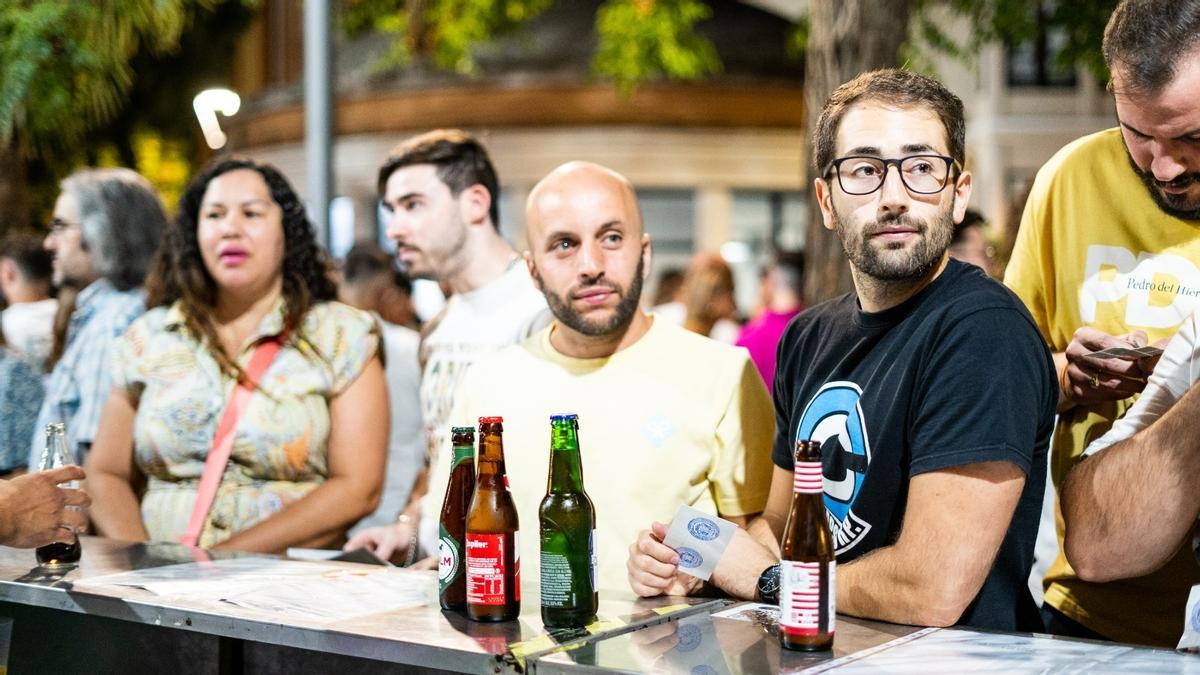 Los participantes en la cata de cerveza de la cofradía del Huerto en ...