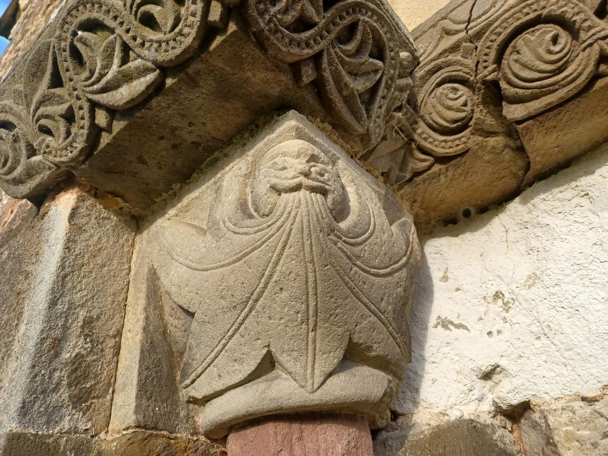 De ruta por Aramil: así es el paseo circular en torno al templo del siglo XII y al gran palacio ...