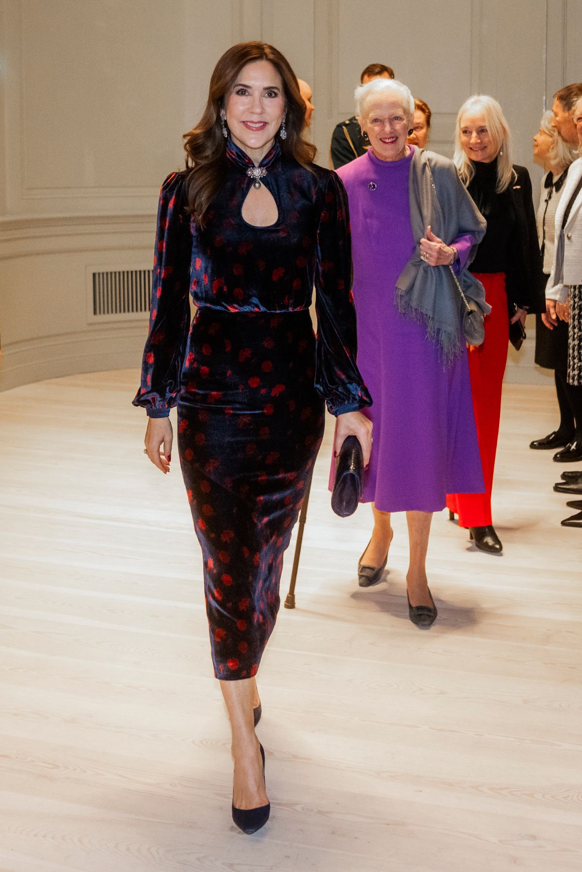 Mary de Dinamarca tiene el vestido de terciopelo y de inspiración ...