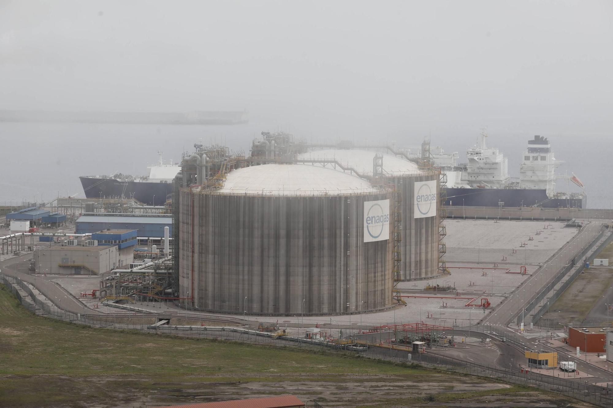 El primer metanero para la regasificadora ya está en el puerto de Gijón