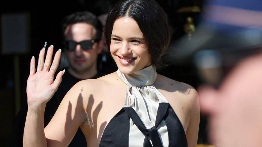 ROSALÍA PELO SOBACO | Las axilas teñidas de blanco de Rosalía revolucionan la Semana de la Moda ...