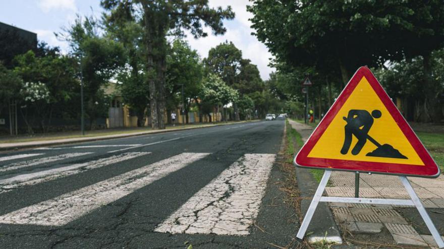 Infraestructuras reasfalta el último tramo del camino de Las Peras