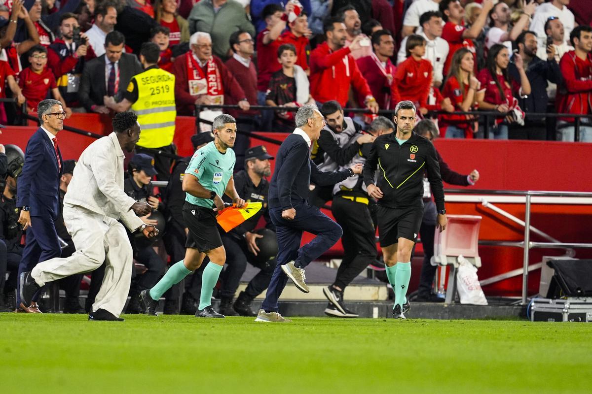 CAPARRÓS SEVILLA FC | Caparrós: "Firmaba dormir todos los días en la ...