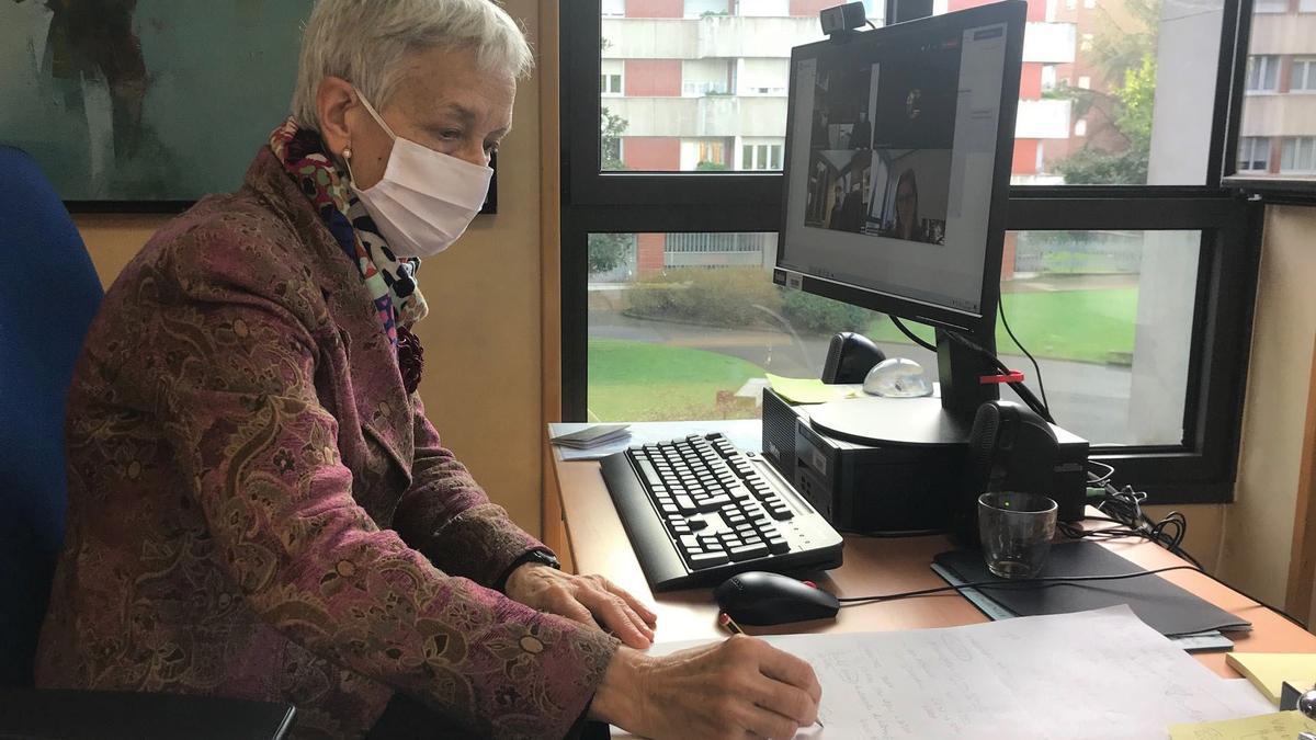 La consejera de Educación, Cármen Suárez, recibe su dosis de vacuna