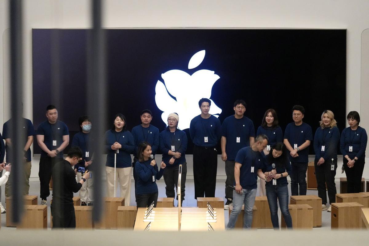 La tienda más grande de Apple en Asia abre sus puertas en Shanghái | FOTOS