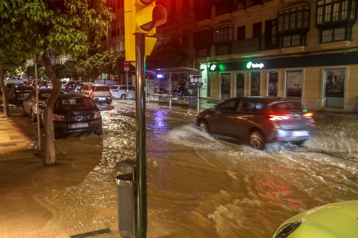 Inundación en el barrio de la Victoria por una tubería rota - La ...