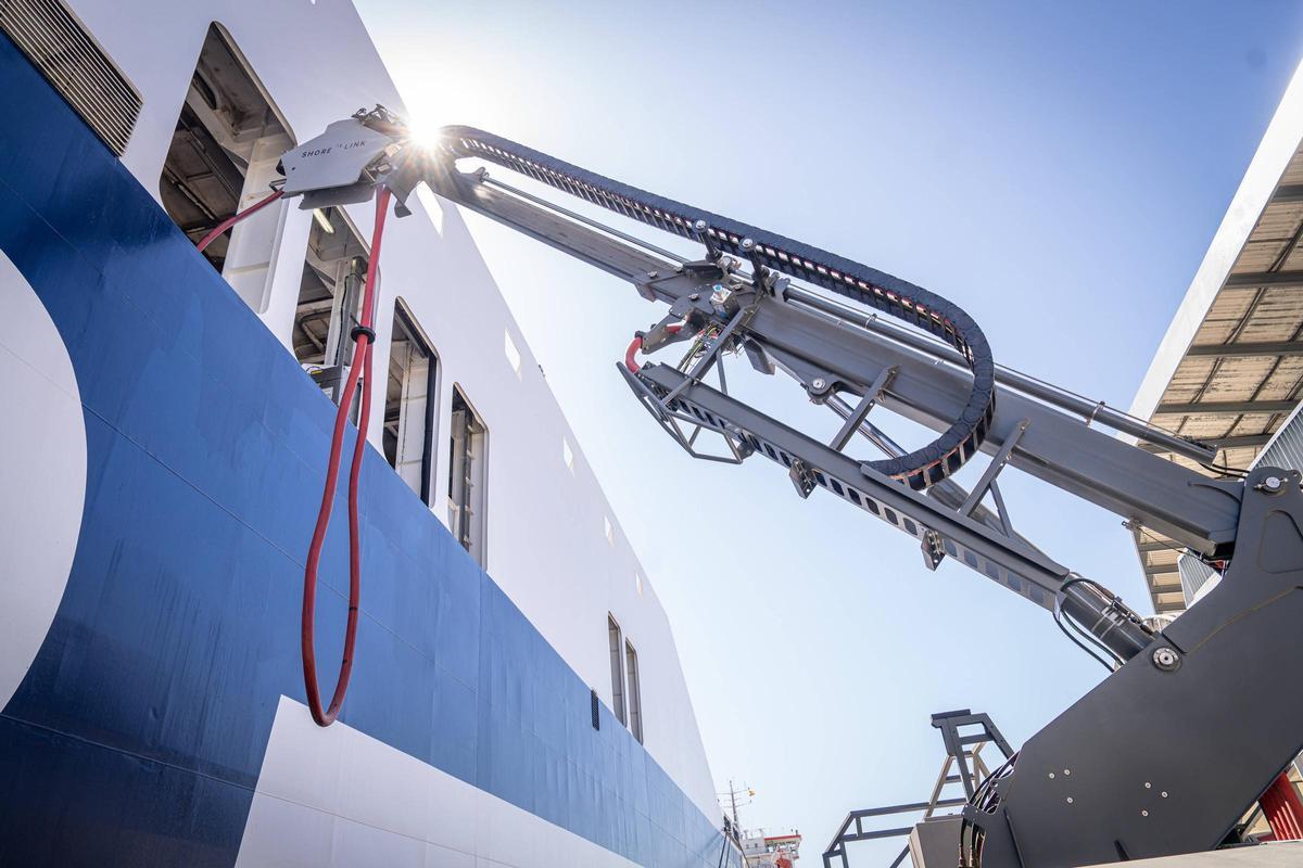 El Port de Barcelona estrena la conexión eléctrica de la terminal de ...