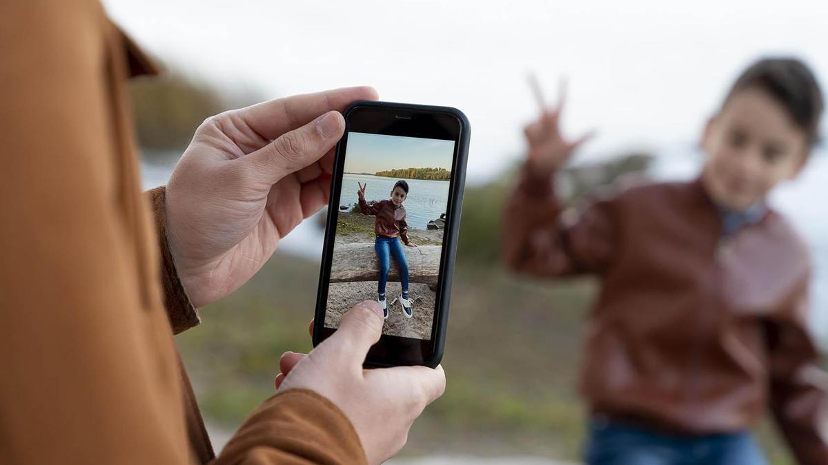 Tus hijos en peligro y no lo sabes: El 'sharenting', la moda digital que podría arruinarles la vida