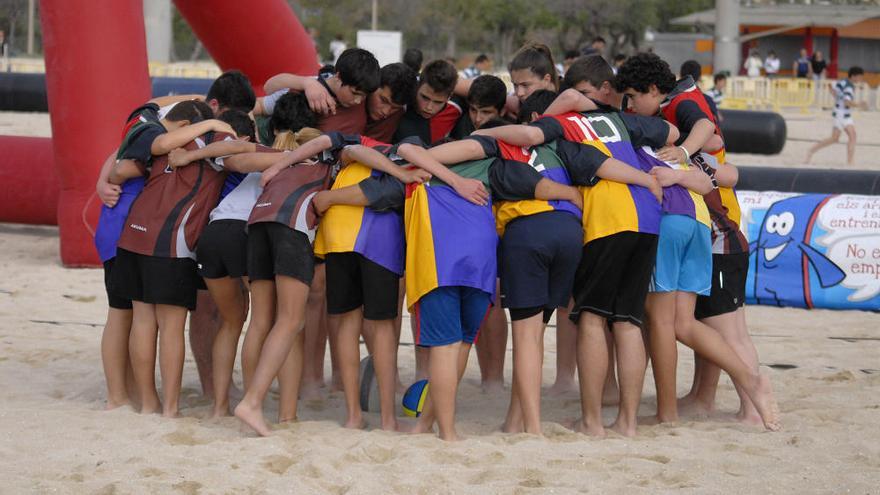 Beach Rugby: Über 500 Menschen wälzen sich im Sand