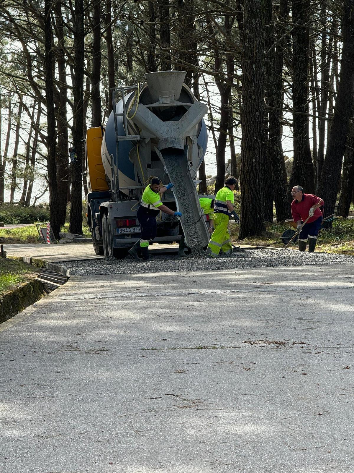 El acceso al campo de fútbol de A Bouza vuelve a abrirse al tráfico ...