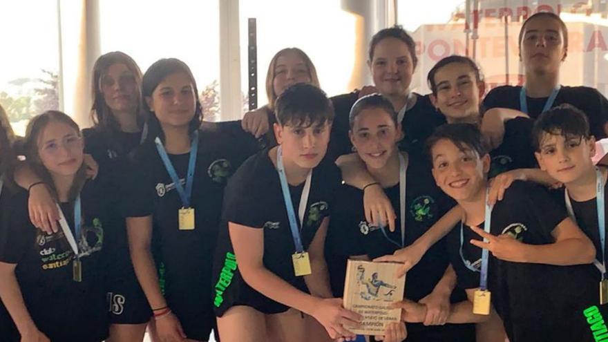 El equipo mixto del Club Waterpolo Santiago ganó todos sus partidos en ...