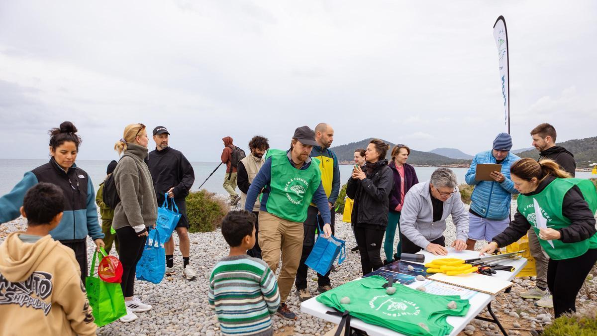 Chanclas, restos de obra y mucho plástico: voluntarios de todas las ...