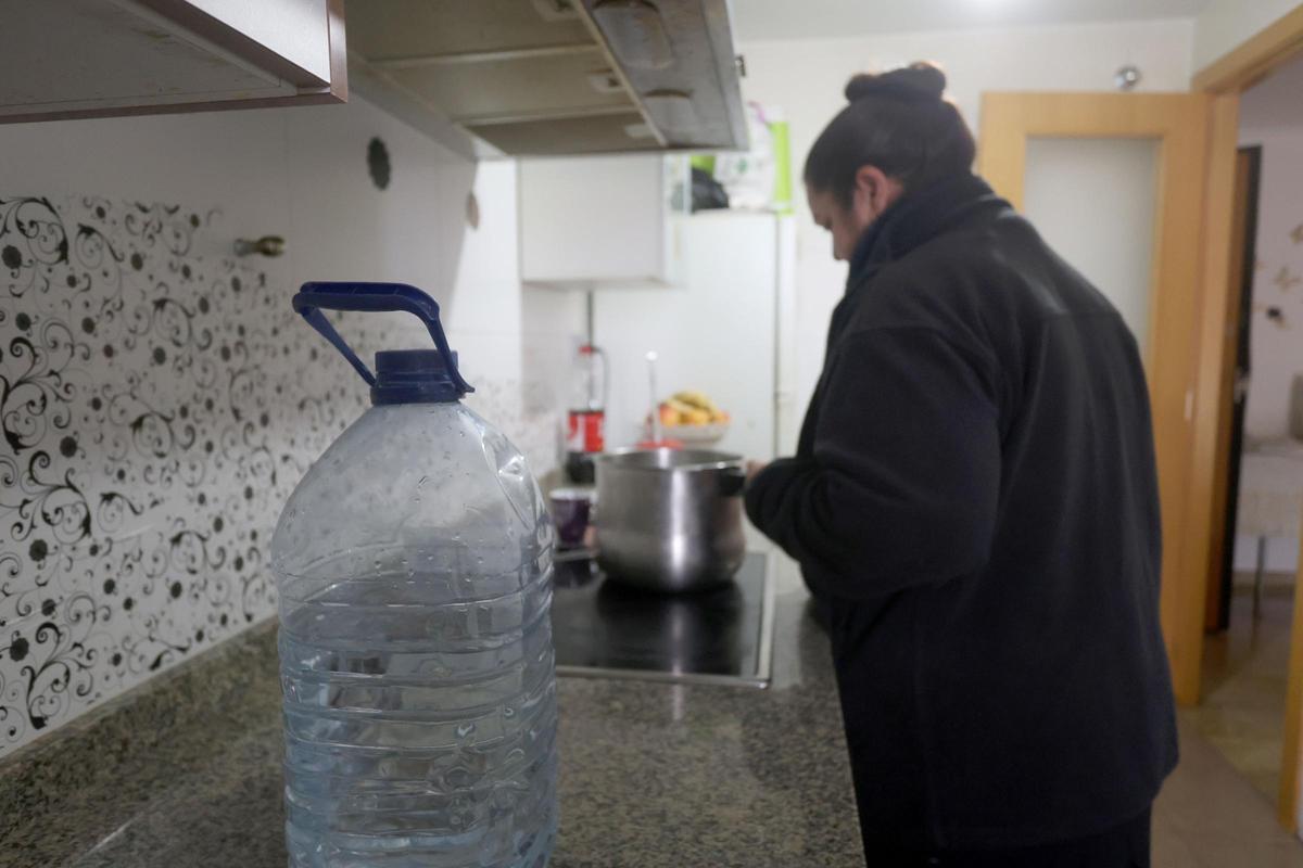 “Desde septiembre subo cada día dos pisos con ocho garrafas de agua de ...
