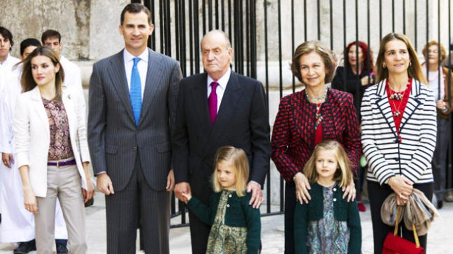 La familia real protagoniza el estreno de 'Nada es igual'