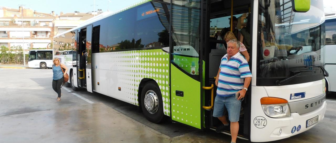 Usuaris del bus que fa el trajecte Manresa-Barcelona s’ajuden amb ...