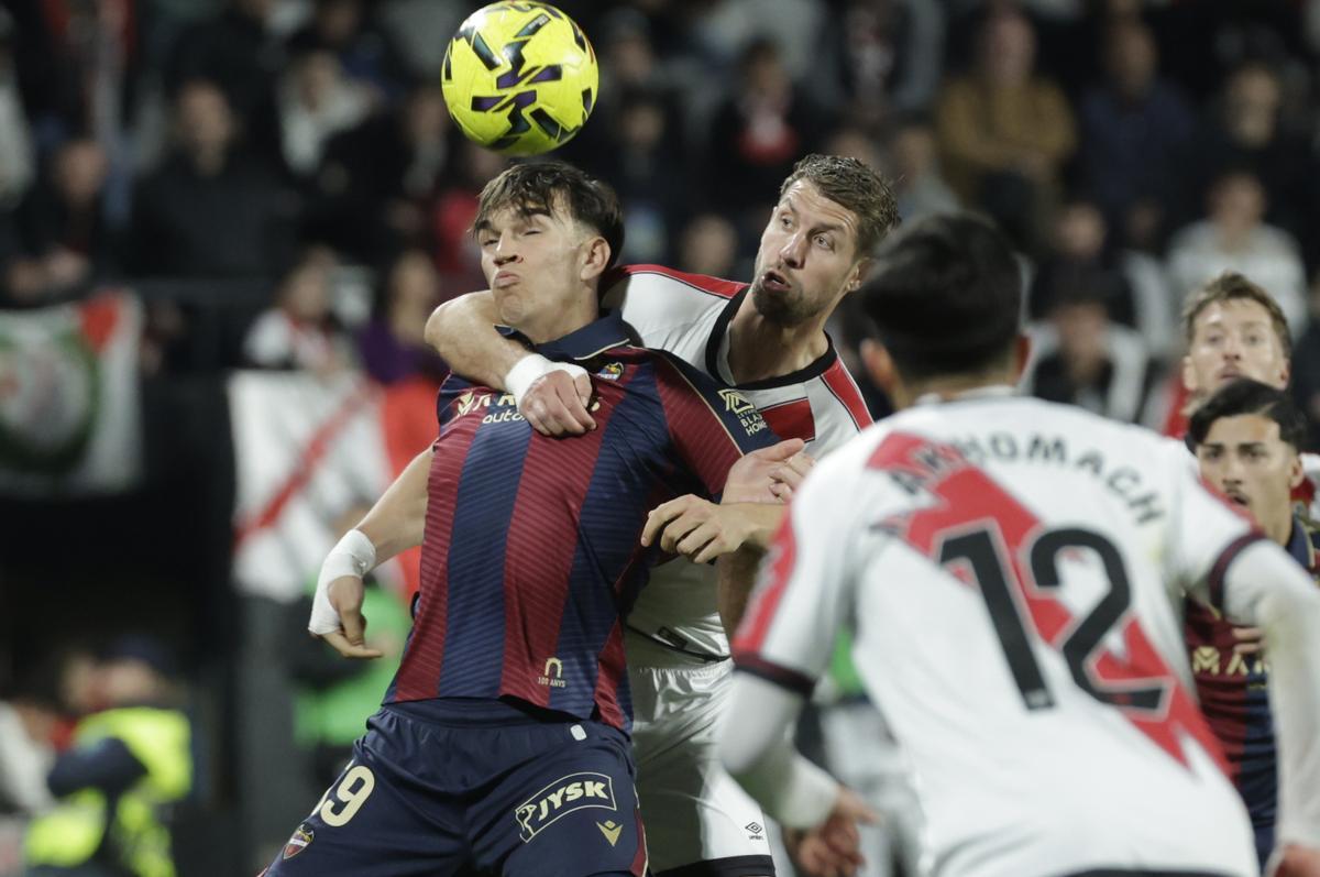 LALIGA EA SPORTS | Un Rayo con 10 iguala en el último instante al ...