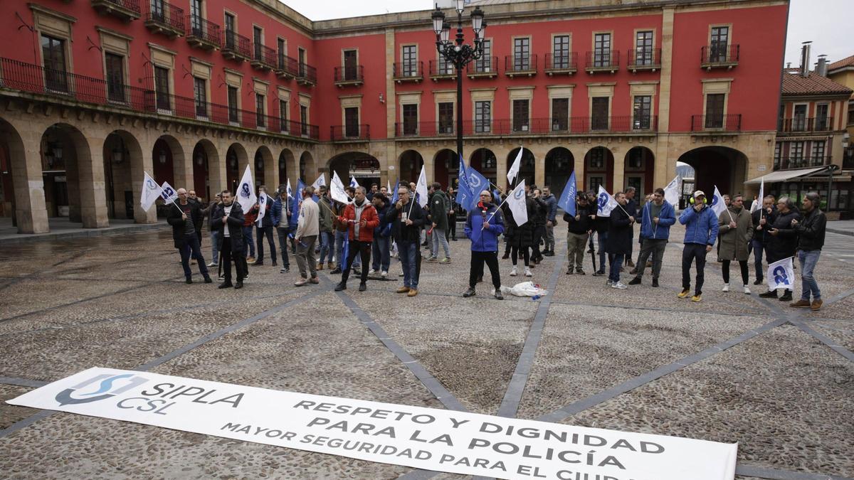 El Sipla se hace oír en la plaza Mayor de Gijón con sus reivindicaciones