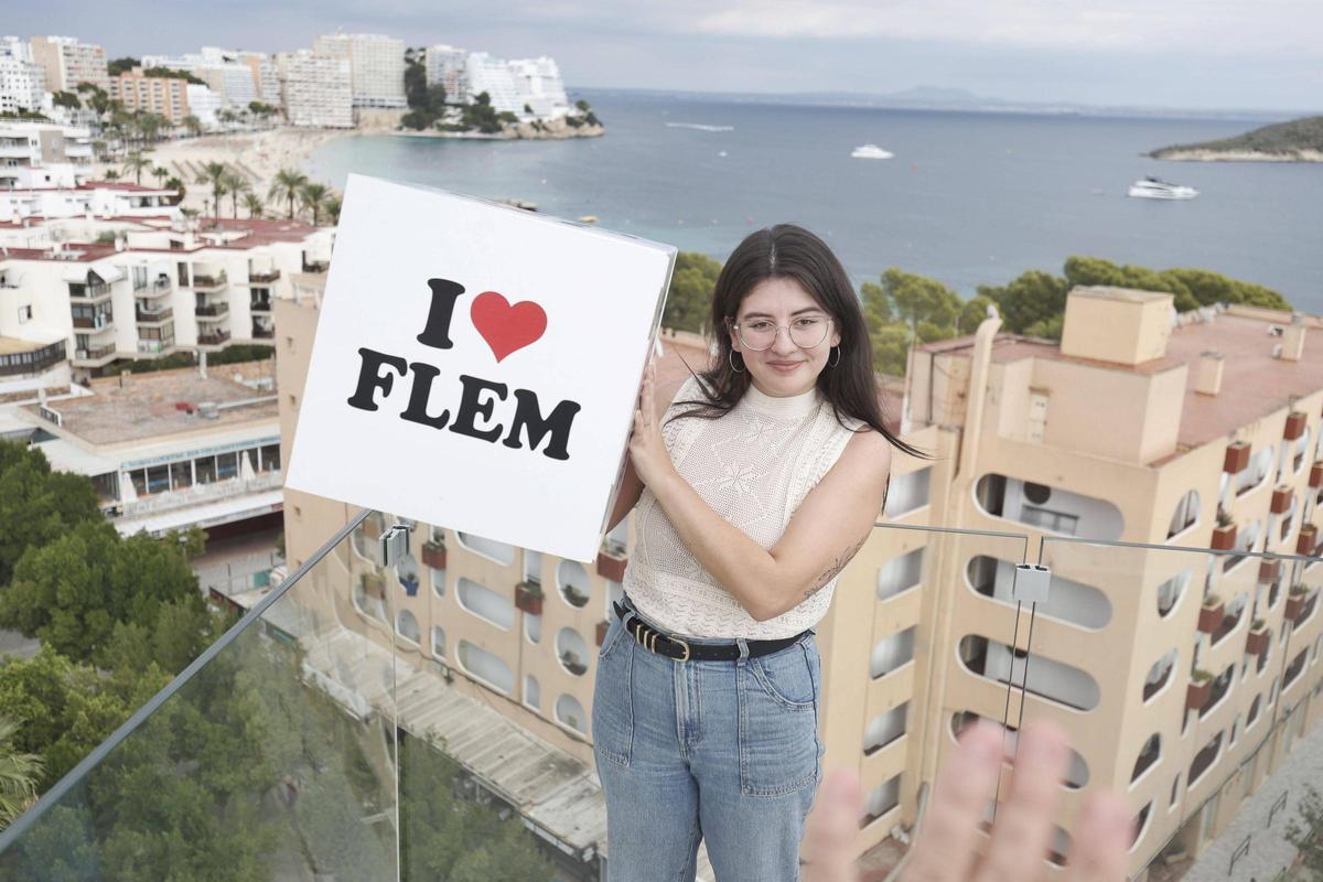 Joana Marcús en el FLEM: "Podría sacar diez libros al año, pero como ...