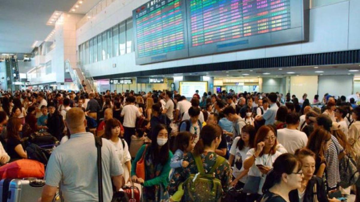 Tifón Faxai deja 17.000 personas varadas en un aeropuerto de Tokio