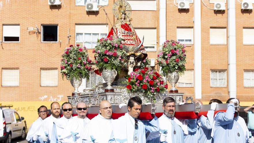 La Virgen de la Montaña marcha por las calles de Aldea Moret de Cáceres ...