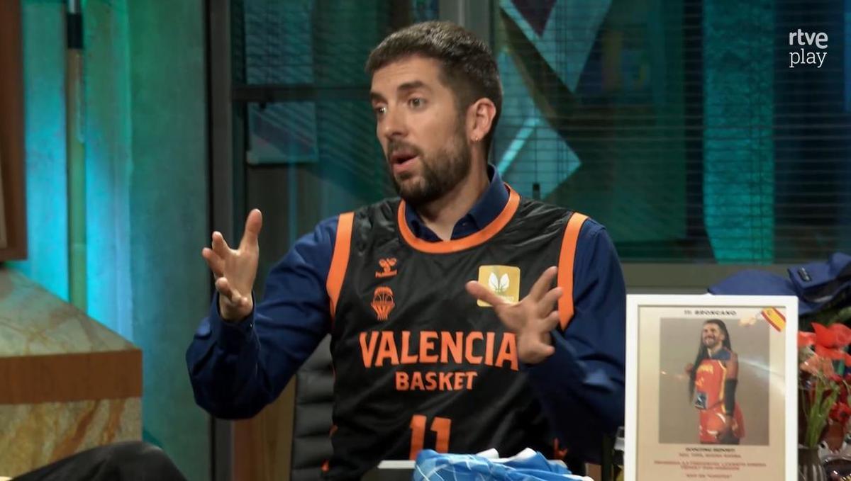 Awa Fam viste de Valencia Basket a David Broncano antes de poner rumbo ...
