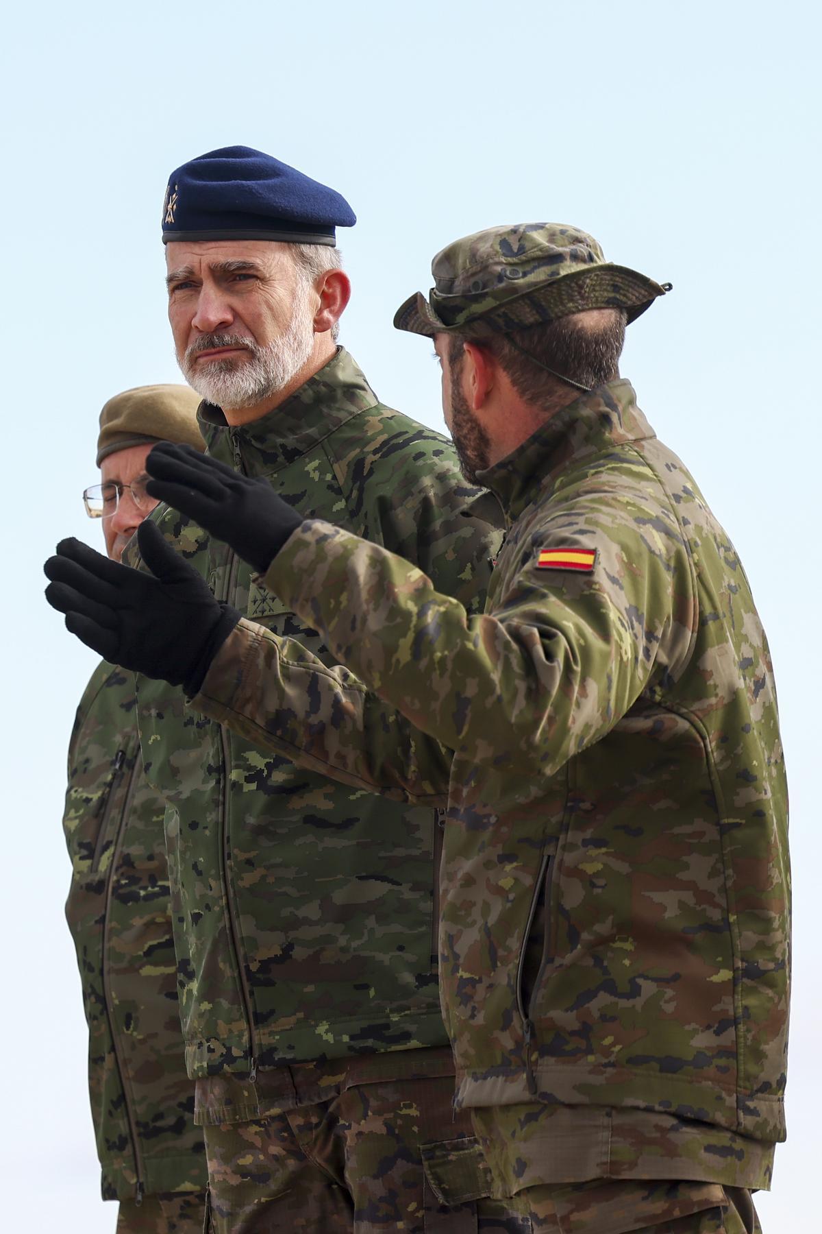 El Rey Felipe VI asiste a unas maniobras militares | FOTOS
