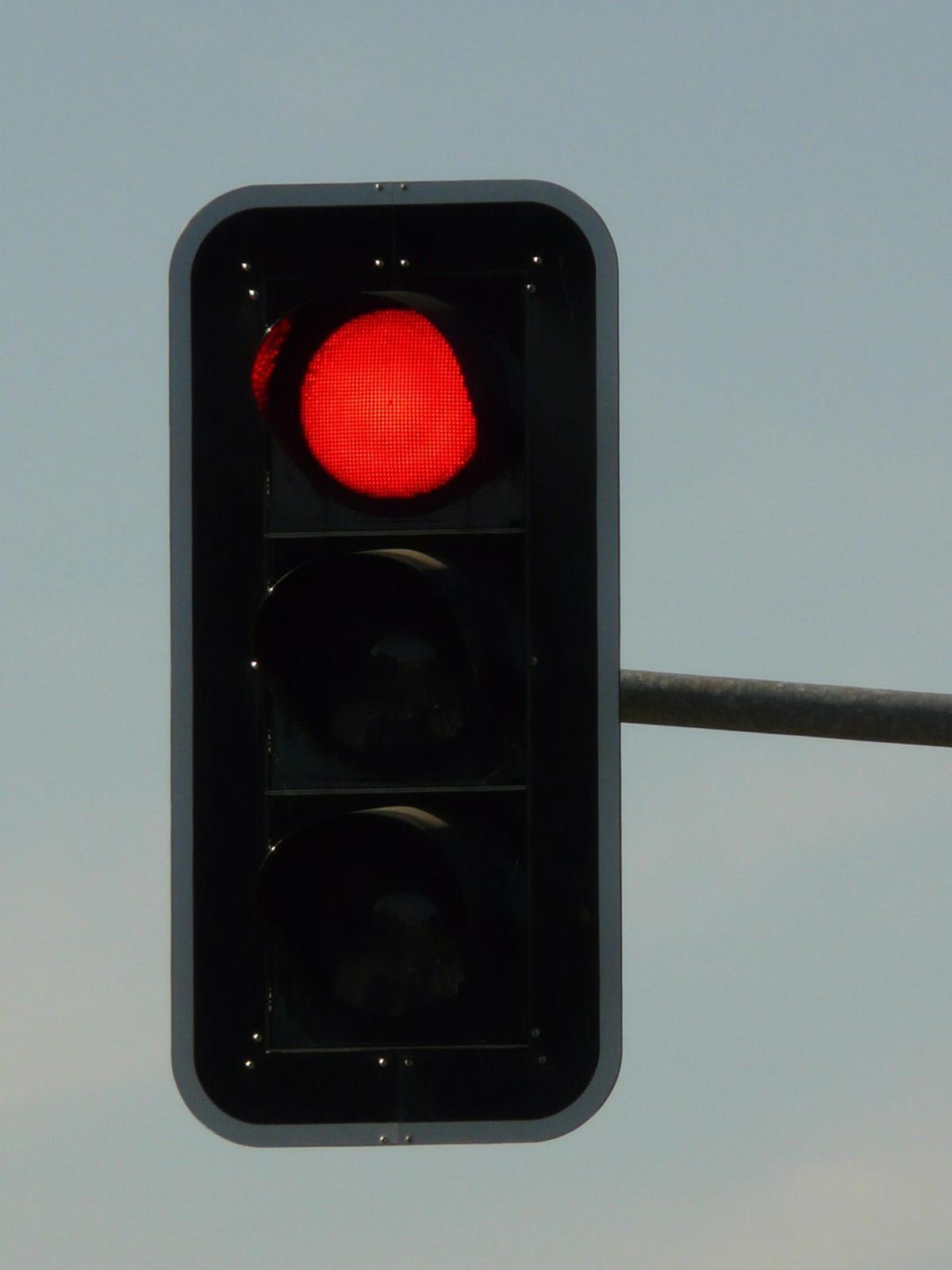 Multas de 200 euros pese a detenerse en un semáforo en rojo y arrancar ...