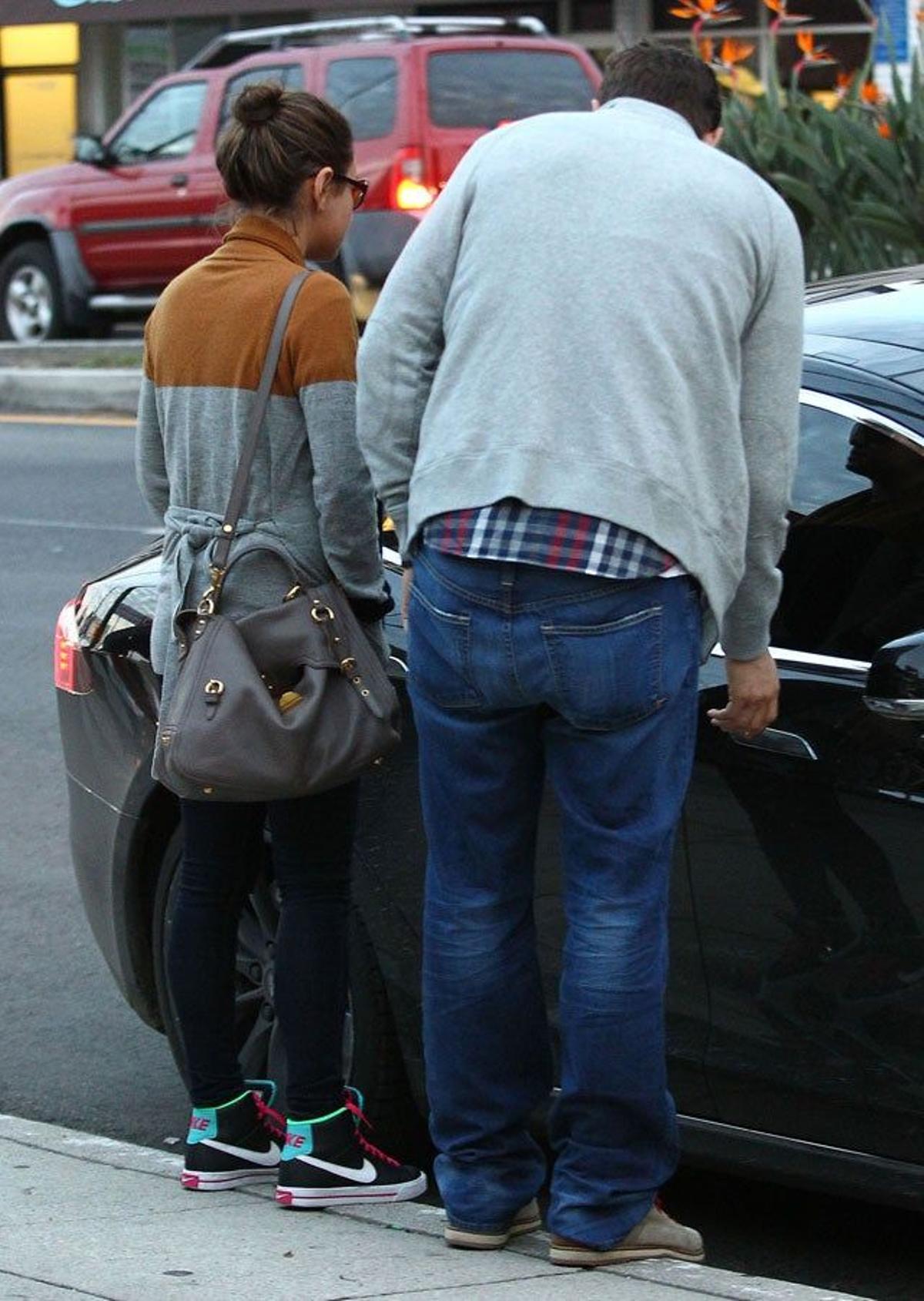 Mila Kunis y Ashton Kutcher, de paseo muy serios - Cuore