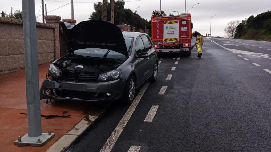 Un turismo choca contra una farola en la PO-308 en Sanxenxo - Faro de Vigo
