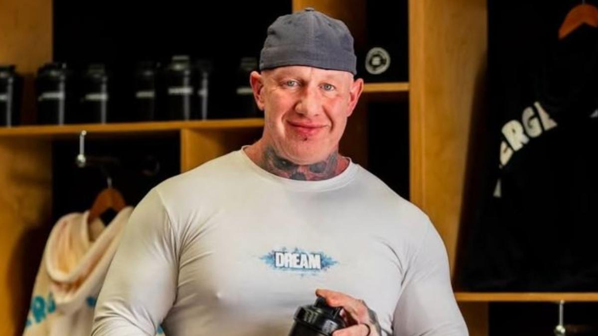 Muere el culturista y artista Mark Taylor mientras llevaba a su hijo a ...