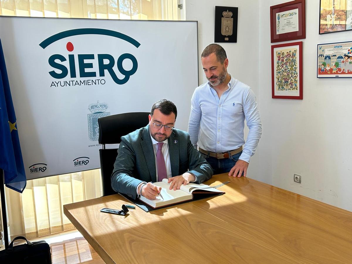 Lo que ha escrito Barbón en el libro de honor del Ayuntamiento: “Siero ...