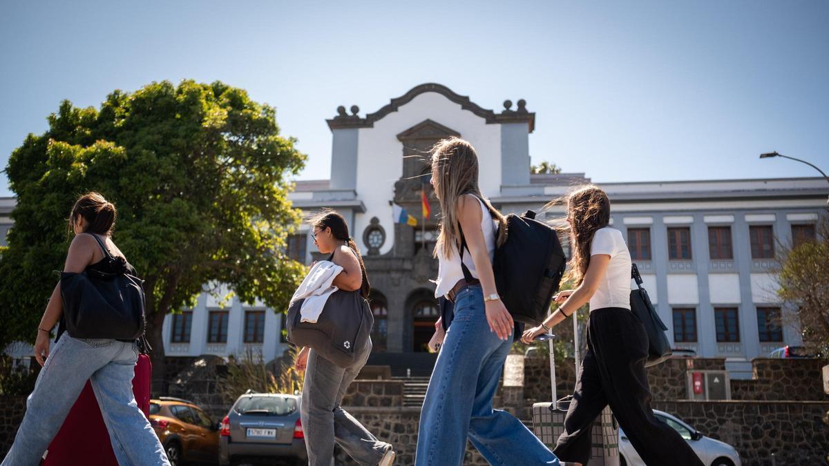 El Cabildo de La Gomera abona 550 becas al estudio y al alquiler en el ...