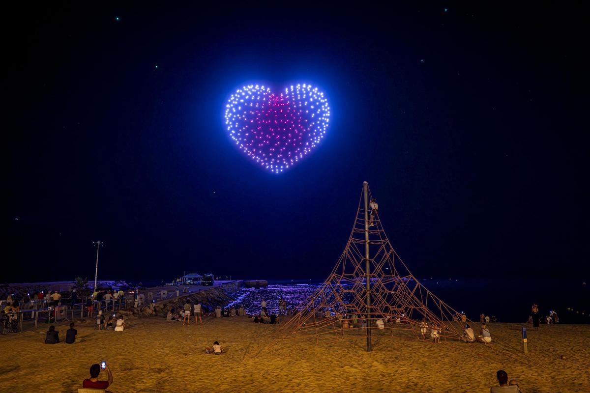 Espectáculo sin pólvora: la Vila Olímpica celebra su fiesta mayor con 400 drones sobre el mar