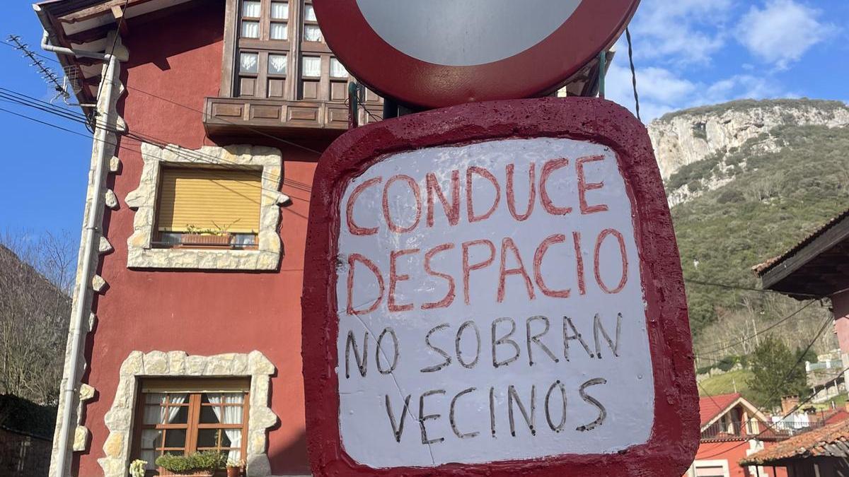 SEÑAL VIRAL EN CABRALES | Una señal de tráfico casera en Cabrales se ...