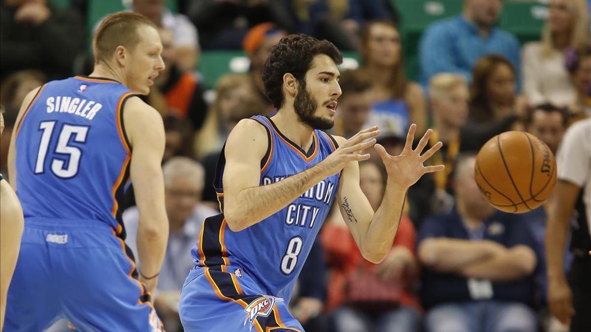 Álex Abrines hace un mate durante el Thunder - Cavaliers: nba