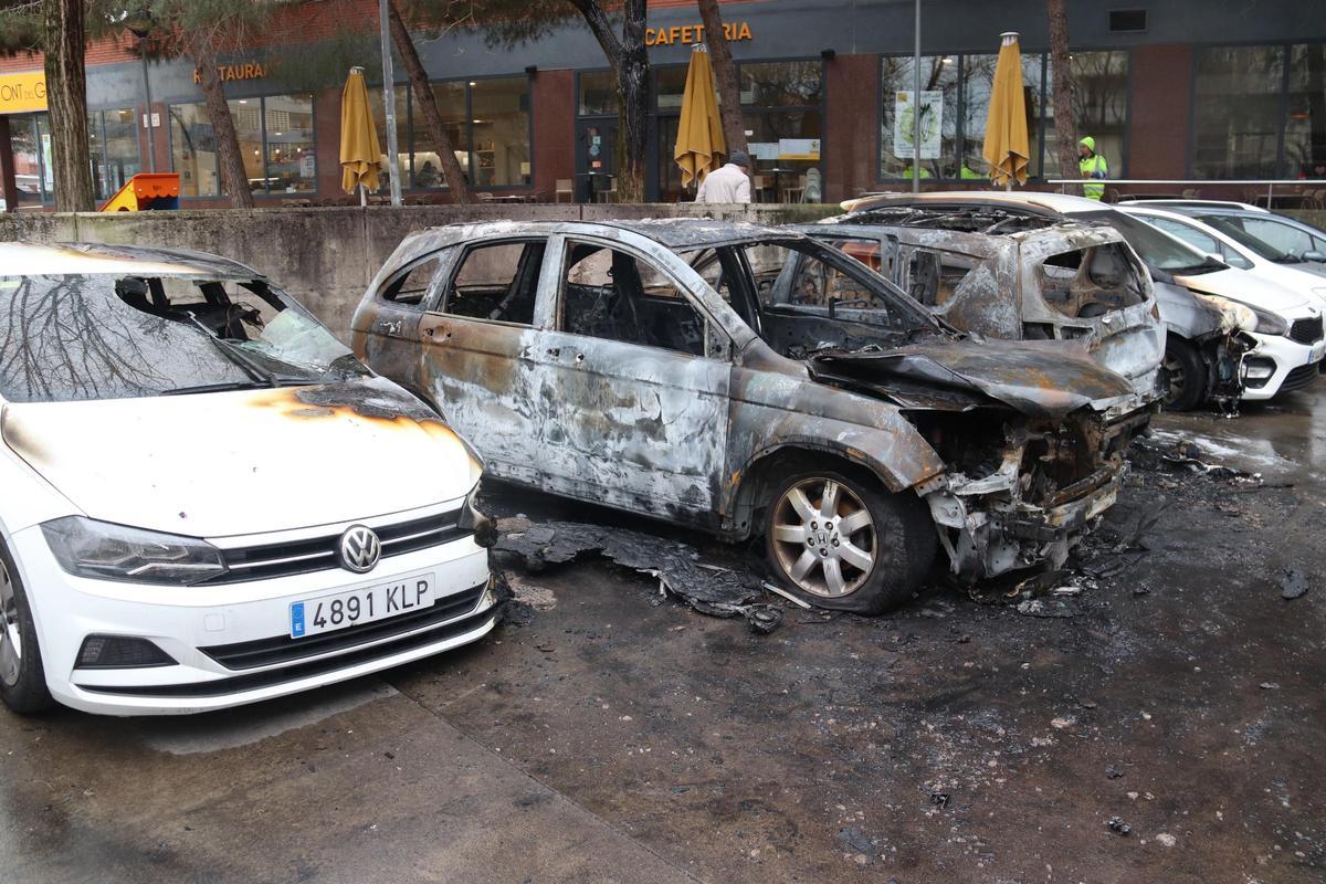 Les imatges dels cotxes cremats a l'aparcament a la Font del Gat