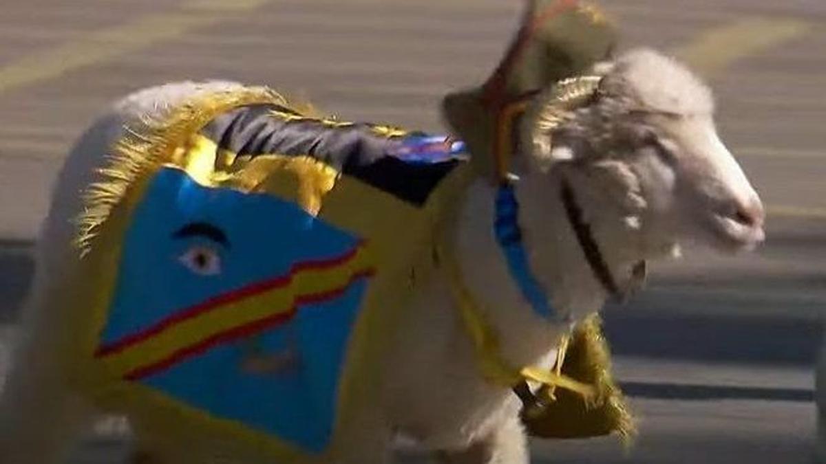 La cabra de la Legión Española desfila por la Fiesta Nacional.