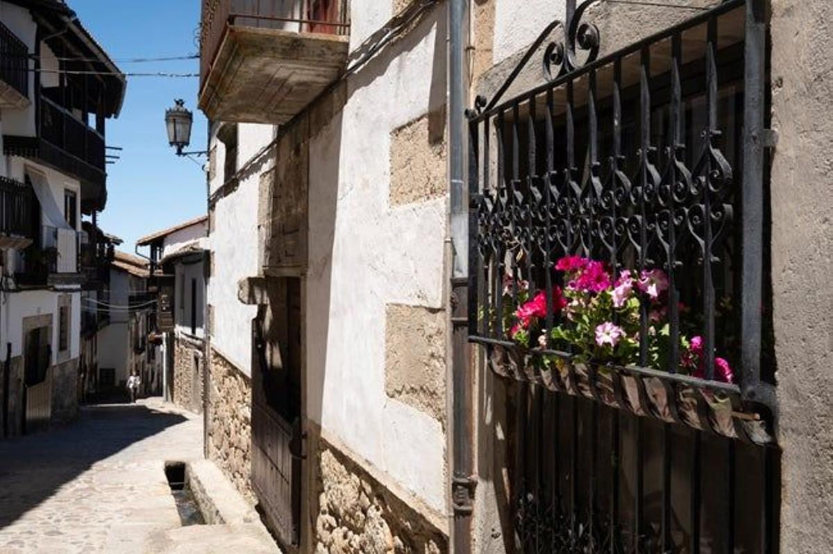 Candelario, el pueblo salmantino de las regaderas y las batipuertas ...