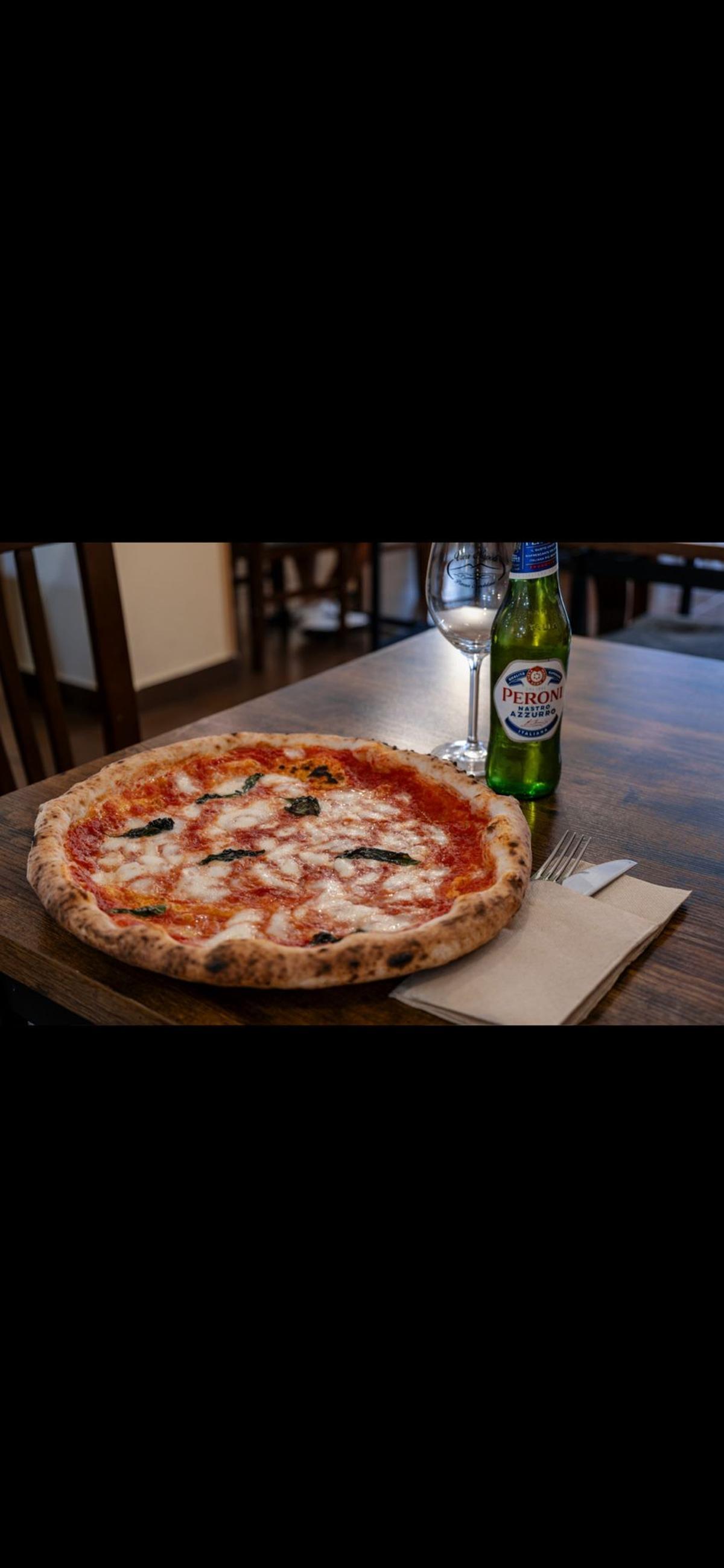 Viva Napoli: pizzas de un metro cocidas a leña en València