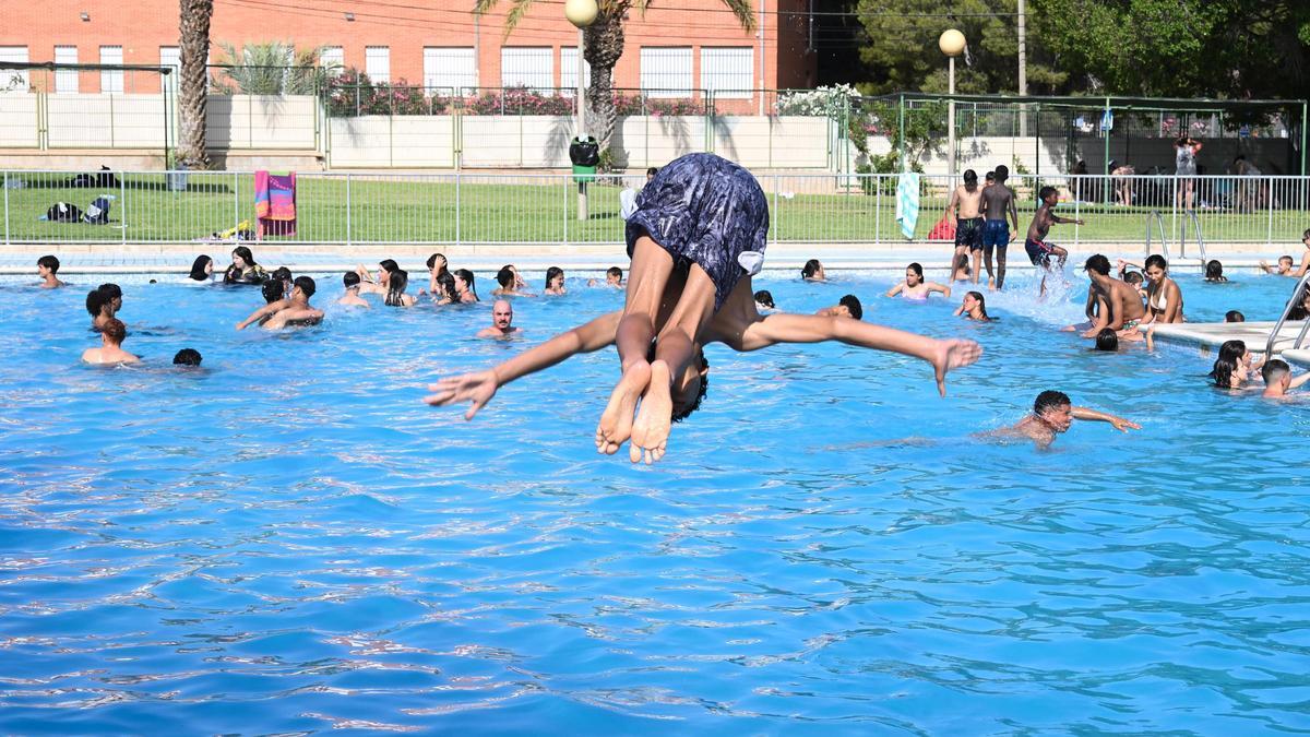 El reto viral más guarro obliga ya a aplazar la apertura de una piscina ...