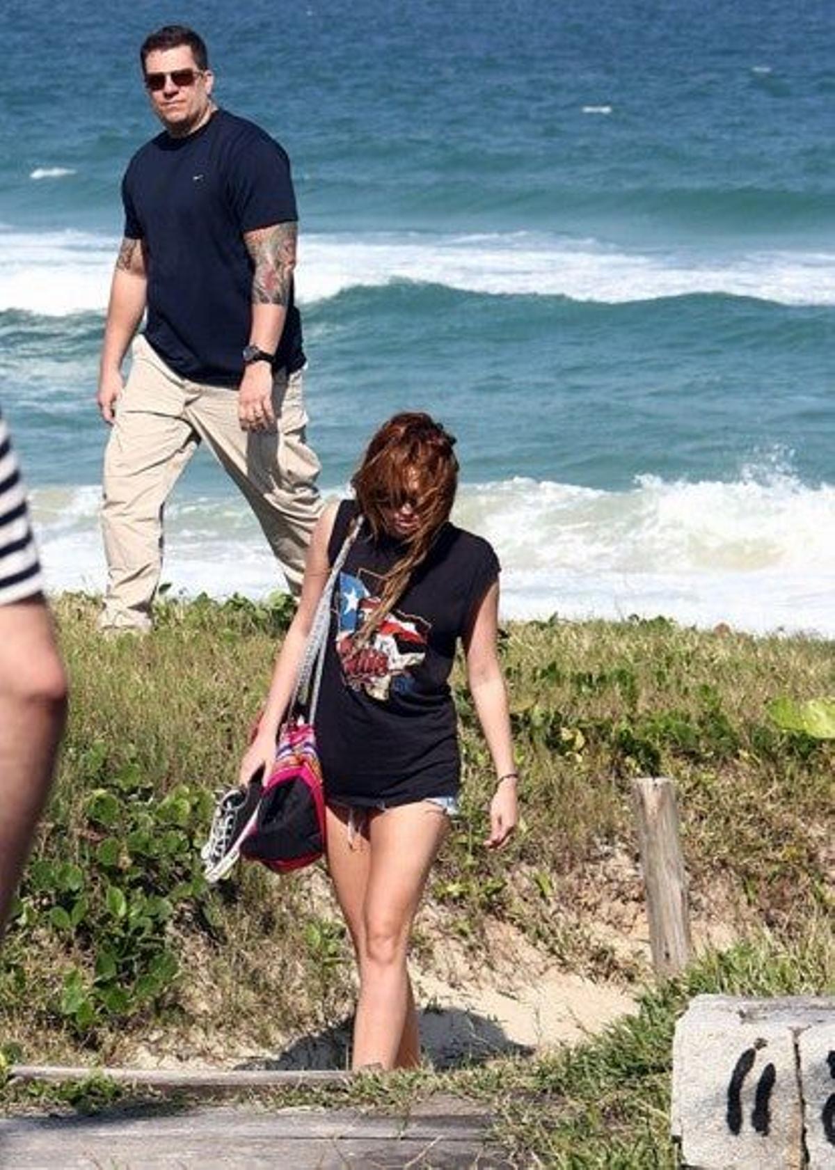 Miley Cyrus disfrutando de las playas de Brasil - Cuore