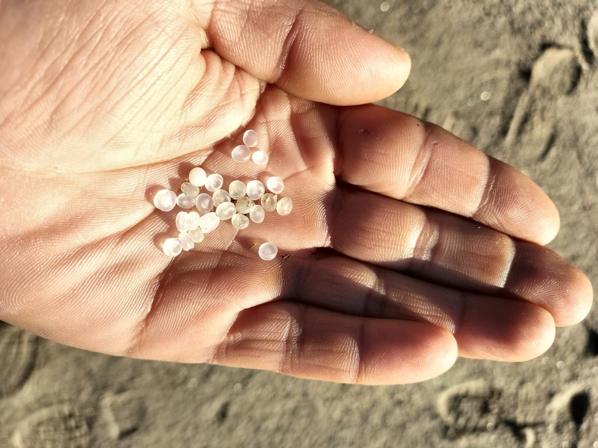 Llegan los pélets a Pontevedra: aparecen en la playa de Praceres