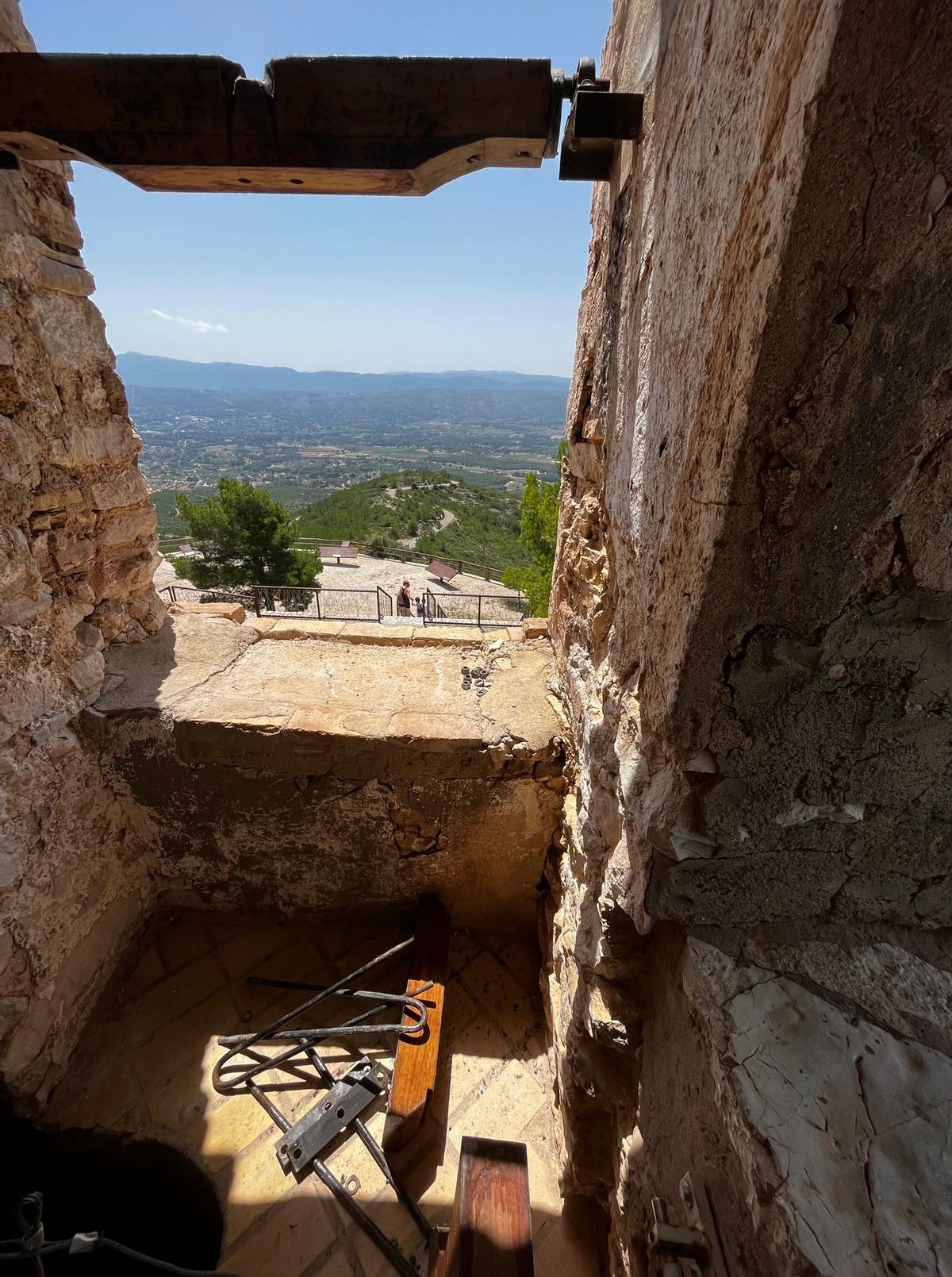 Los "cacos" se llevan una campana de bronce de la ermita de Sant Esteve ...