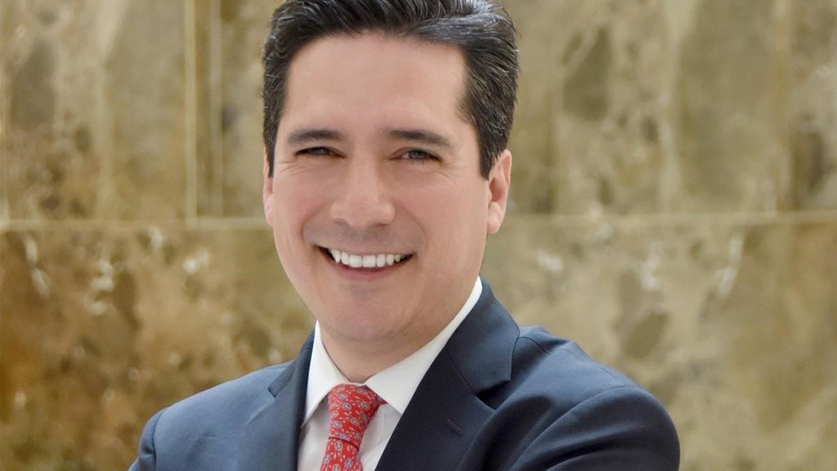 Oliver Azuara: "Estudiar solo en la escuela ya no es viable"