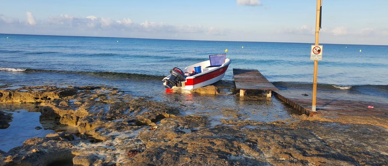 Rescatados los 14 ocupantes de una patera en aguas de Formentera